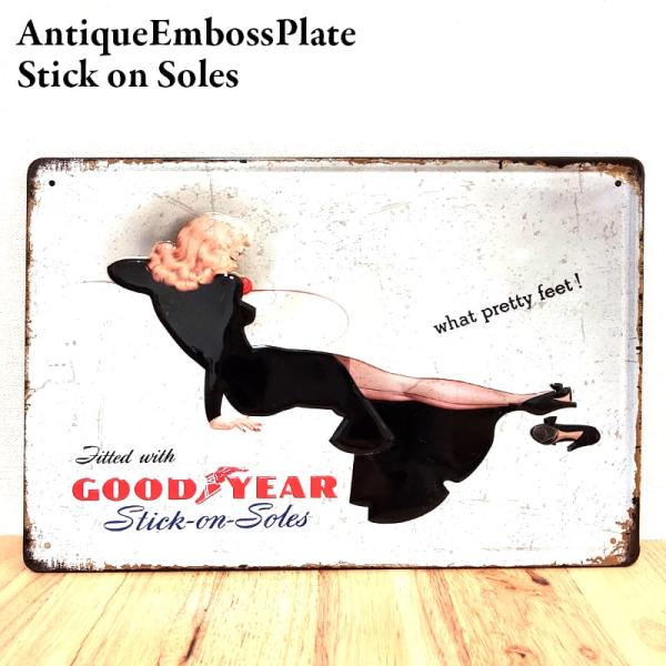「ブリキ看板 ”Stick on Soles”」クラシカルな女性が目を引くお洒落なデザインのブリキ看板です。レトロなイラストがムード満点！軽量なのでどこでも気軽に飾ることができます。-アメリカンブリキ看板とは-かつてアメリカ各地の街角や店頭...