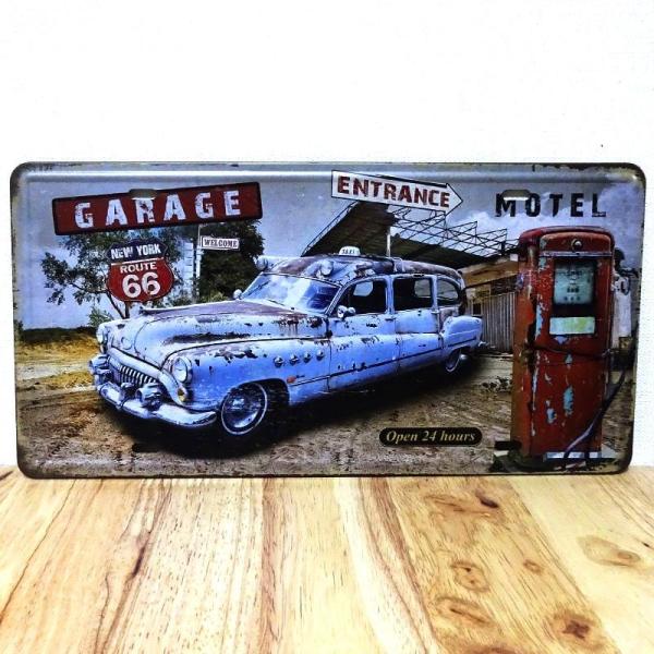 「GARAGE MOTEL」ビンテージ調で描かれたタクシーが何ともレトロでかっこいいおしゃれなブリキ看板です！アメリカン雑貨の定番、ルート66のロゴもあり、お部屋の雰囲気がガラッと変わること間違いなし！お店の飾りにもいかがでしょうか？イラス...