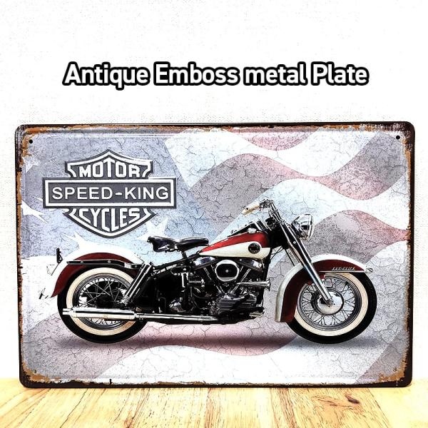 「ブリキ看板 ”SPEED KING FLAG”」ヴィンテージバイクが描かれたクールなデザインのブリキ看板です。イラスト部分がエンボス加工されており、少し浮き出して見えるおしゃれな仕上がり♪軽量なのでどこでも気軽に飾ることができます。-アメ...