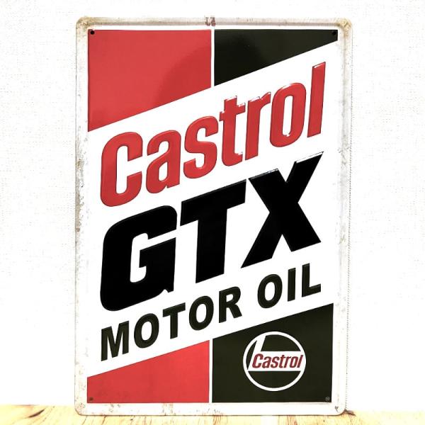 「アンティークメタルエンボスプレート Castrol GTX」レトロなデザインがおしゃれなブリキ看板です。イラスト部分がエンボス加工されており、少し浮き出して見えます。お部屋に飾れば一気にアメリカンな雰囲気に。表面はアンティーク感あるビンテ...