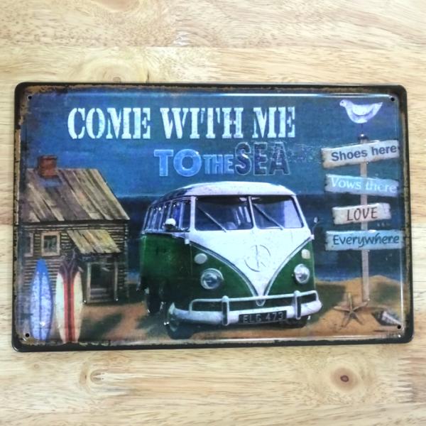 「ブリキ看板 ”TO THE SEA”」ビーチにぴったりのレトロでおしゃれなブリキ看板です。お店の飾りにもいかがでしょうか？表面はアンティーク感あるビンテージ加工。傷やサビのデザインが良い味を出しています。これこそオールドアメリカン看板！ず...