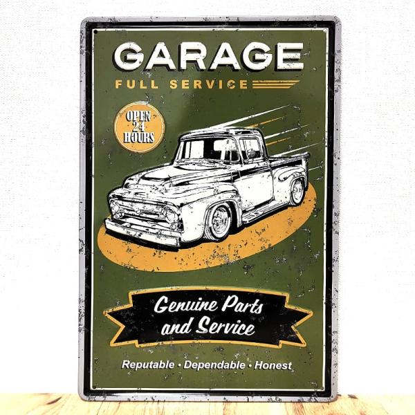 「アンティークメタルエンボスプレート GARAGE」車のデザインがおしゃれなブリキ看板です。イラスト部分がエンボス加工されており、少し浮き出して見えます。お部屋に飾れば一気にアメリカンな雰囲気に表面はアンティーク感あるビンテージ加工。傷やサ...