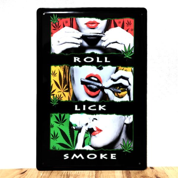 「ブリキ看板 ”ROLL, LICK and SMOKE”」葉巻を楽しむ女性が描かれたクールなデザインのブリキ看板です。イラスト部分がエンボス加工されており、少し浮き出して見えるおしゃれな仕上がり♪軽量なのでどこでも気軽に飾ることができます...