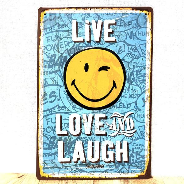 「ブリキ看板 ”LIVE”」お茶目な表情のスマイルが可愛いブリキ看板です。スマイルやロゴ部分はエンボス加工により立体感のある仕上がり。周りのビンテージ加工によるサビのデザインも良い味を出しており、レトロ感を増しています。-アメリカンブリキ看...