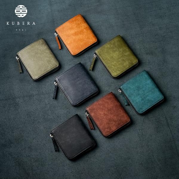 手のひらにおさまるオールインワン ミニ財布。上質素材で仕立てたミニ財布。見開きの良いつくりやボックス型の小銭入れで、使い勝手や機能性を犠牲にすることなくキャッシュレス時代に適した必要十分なキャパシティと、ジャケットやパンツの前ポケットにもお...