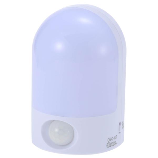 オーム電機 LEDセンサーナイトライト 人感 白色LED [品番]07-1040 OSC-10T 4971275710405● 周囲が暗くなるとスタンバイ状態、人が通ると自動点灯します。● 廊下や階段、クローゼットなどちょっとした明かりが必...