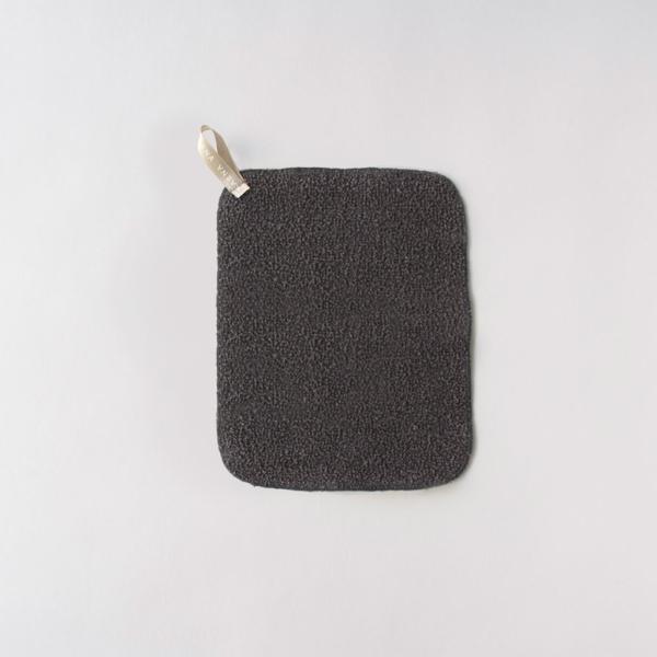 マーナ 水垢とりダスター グレー W193GY 4976404319313いろいろな形に添って指先感覚で洗いやすい、クロスタイプのダスターです。マーナ独自のハード樹脂加工で、洗剤なしで水垢がすっきり。力の入りにくい細かいところも洗いやすく、...