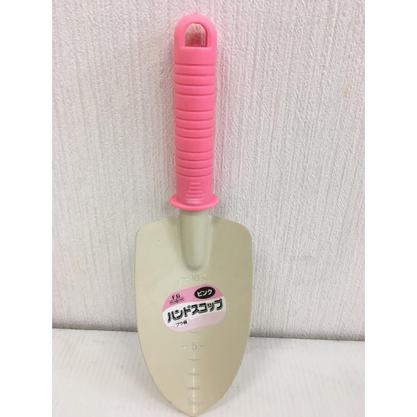 花壇、プランターなどの土入れ、土出しに便利なスチール製ハンドスコップ。柄は手にフィットする樹脂製です。球根の植え付け深さを計測出来る目盛り付。