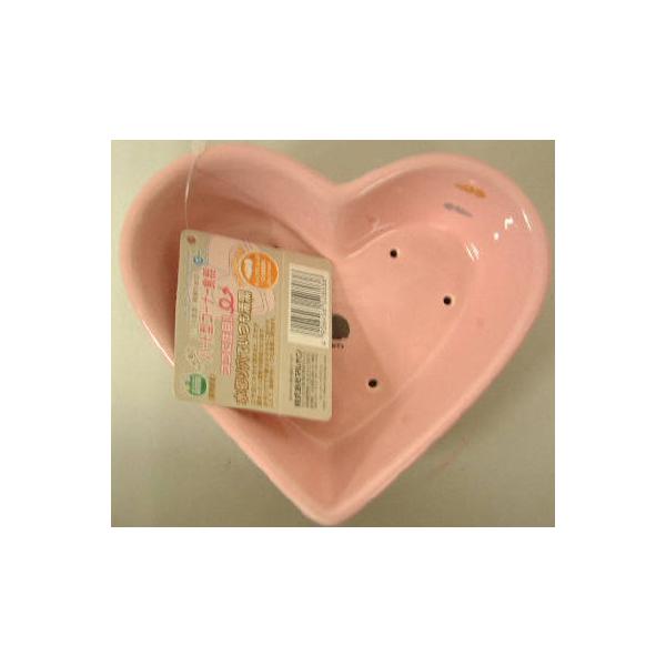 コーナーにぴったりおけるハート形。エサ皿に水が溜まるとエサが固まったり腐敗の原因となります。水切り穴で不要な水分を外に逃がすことで食器内をいつも清潔に保ちます。容量：約340ml重量：約430g商品サイズ（mm）：W150×D135×H50...