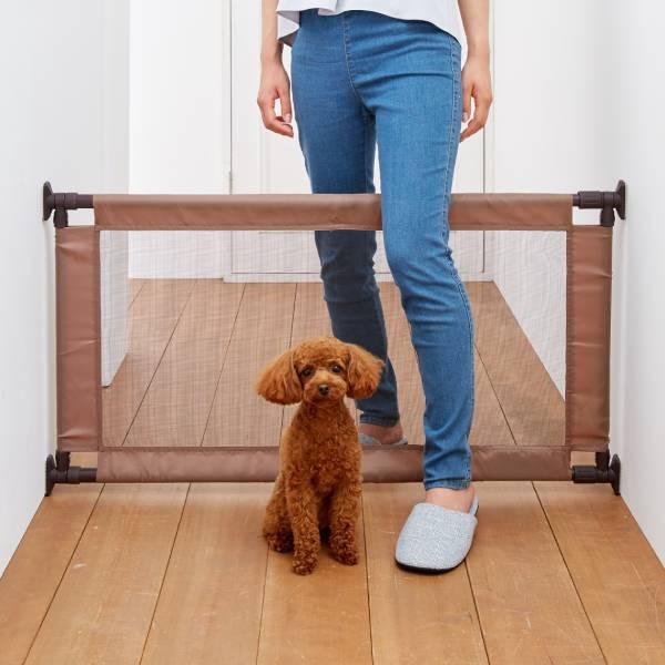 またぎやすい高さのペットゲート。つっぱり式でしっかり固定できます。老犬にもやさしいソフトフェンス。取り付け幅(約)：65-90cmサイズ(約)：幅65-90×奥行3×高さ50cm重量(約)：1.2kg材質：スチール、ポリエステル、ポリプロピレン