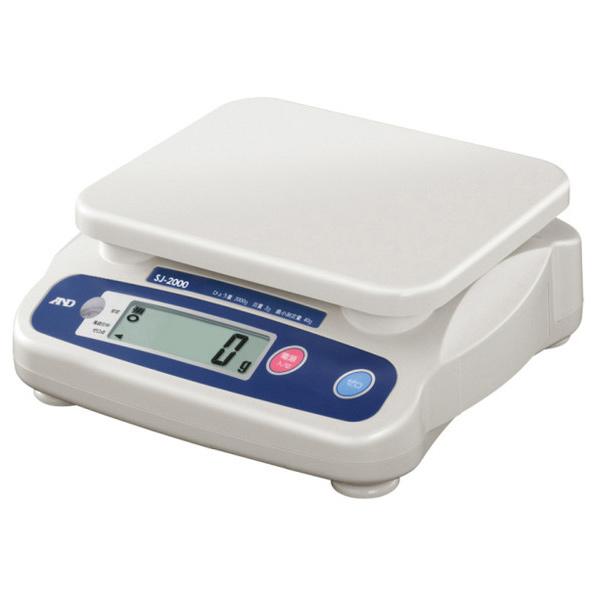 取手部のある持ち運びやすい構造。全高が低く、計量物の載せ降ろしが容易。●大型液晶　文字高25ｍｍ。●風袋引き機能、容器を乗せた状態でゼロ表示可能。●使用範囲：20〜1000g仕様・注意事項●パッケージサイズ：縦325mm×横325mm×高さ...