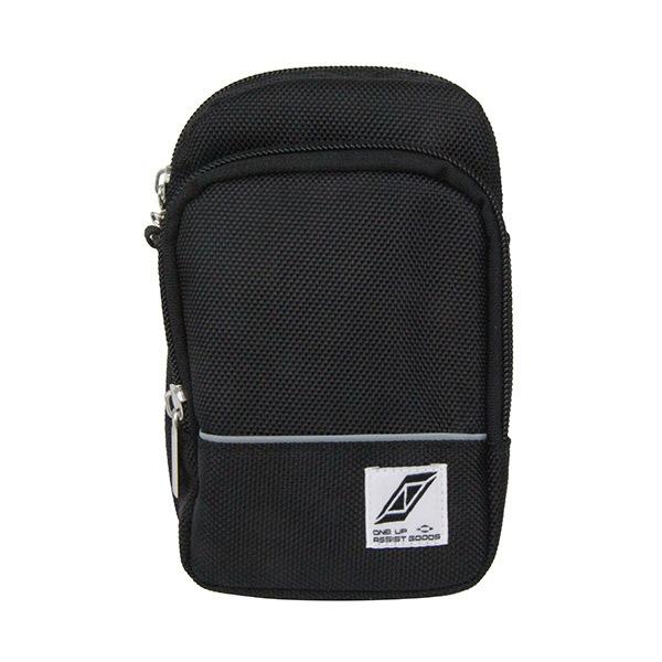 取り出しやすいフロントダブルジッパーポケットです。ロック付きカラビナとベルト通しとの2種類の使い分けが可能です。仕様・注意事項●サイズ：幅100×高さ160×奥行60mm●カラー：ブラック●ポリエステル。