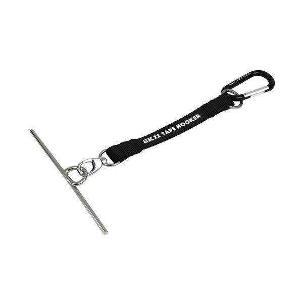 廻りのものに引っ掛けたりしないよう作業時、歩行時などは十分に注意してください。ワイドタイプなので、クラフトテープ・養生テープなどの吊り下げが可能です。仕様・注意事項●色：ブラック●ベルト長さ：140mm●フック幅：130mm。[注意事項・そ...