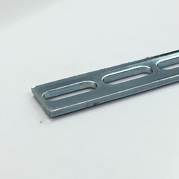 補強金具、機器などの取付、軽量棚などにも使用できます。組み合わせる事によって架台や配管支持など、様々なシーンに活用できます。●多目的ツールとしてご利用いただけます。仕様・注意事項：●材質：鉄/メッキ●サイズ（約）：3.0×19×900mm/...