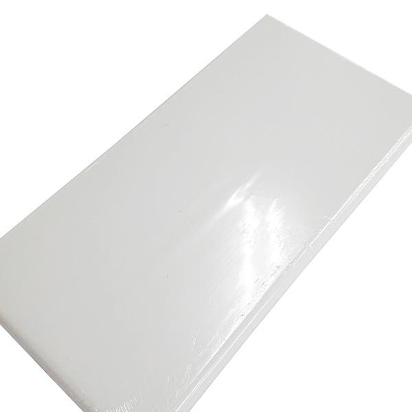 壁に簡単に棚が作れます。木材に白い塗装を施した棚板です。雰囲気にあわせて棚を作成できます。仕様・注意事項●棚板のみ。棚受けは別売りです。●サイズ約450x15x150●取り付けの際は、壁の材質などを確認ください。過度な重量物は置かないでください