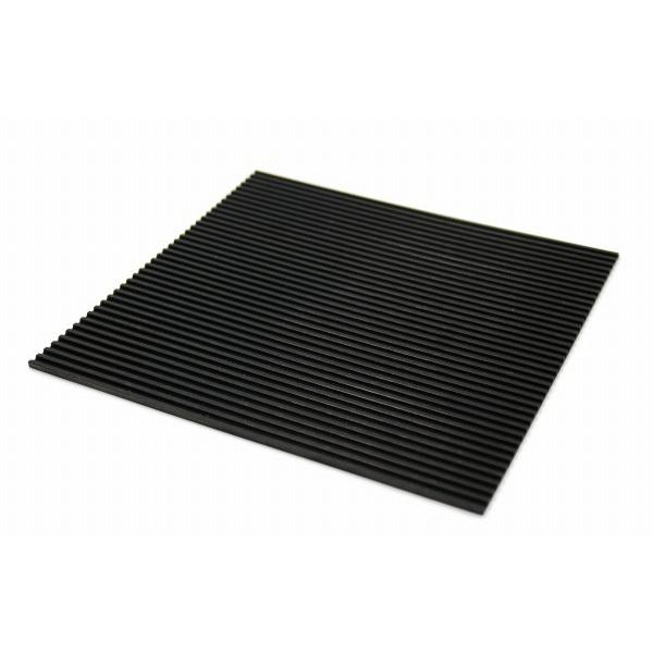 黒色のスジ入ゴムです。●防振・防音・すべり止め等。●スジが入っています。仕様・注意事項●サイズ：幅200×高さ200×厚さ3mm●色：黒。