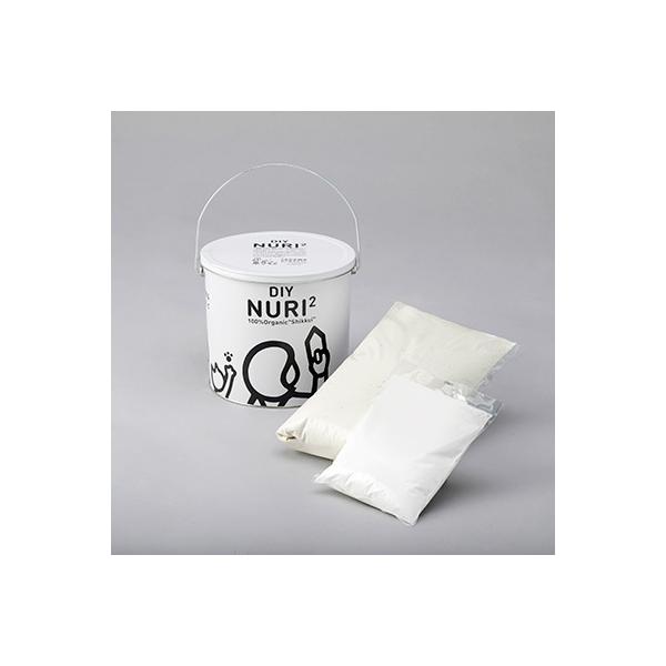 日本の伝統的な仕上材『漆喰（しっくい）』は調湿性と消臭性、抗菌性を備えているだけでなく、塗り方でオリジナリティを出せる機能的な素材です。お子様も一緒に楽しめるよう100％オーガニック素材にこだわったNURI2は"家族みんなで『漆喰』をぬりぬ...