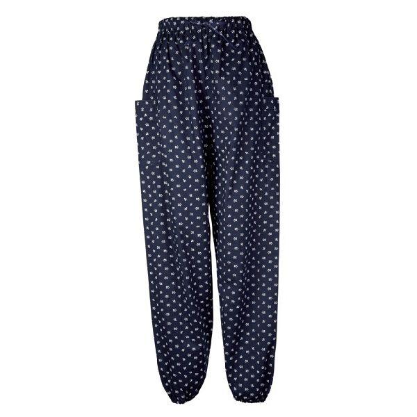 腰回りのゆとりはそのままに、すっきりとしたシルエット。深めのポケットはボタン付きで物が落ちにくい。ウエストはゴム仕様でらくらく。裾ゴム仕様で、裾がすれ上がったり、屈んでも足首が出にくい。カラー：小町ネイビーサイズ：Fウエスト：64-85cm...