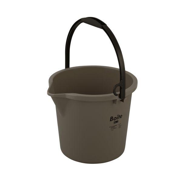 注ぎやすい口形状。ハンドルは持ちやすくなっています。タオルやホースもかけられて便利です。本体底部に手をかけられて注ぎやすくなっています。メモリ付なので中身の容量も楽に確認ができます。