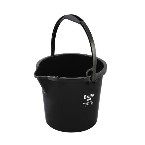 実用性もありインテリアにもなじむバスケット注ぎやすい口形状。ハンドルは持ちやすくなっています。タオルやホースもかけられて便利です。本体底部に手をかけられて注ぎやすくなっています。メモリ付なので中身の容量も楽に確認ができます。クリーニンググッ...