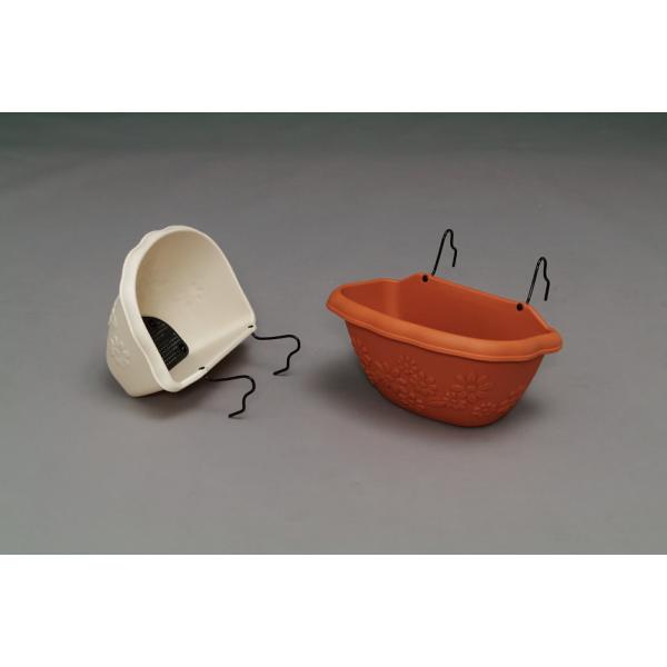 フック付壁掛けプランターです。土がたっぷり入るので、表面が乾きにくく、根の生長を促進します。スノコと水抜き栓付です。●土の容量（約）：3.0L●耐荷重：5kg