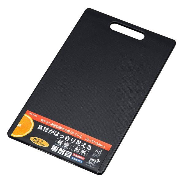 食材がはっきり見える、黒い抗菌まな板。0.8mmの厚さで軽く、両面使うことができます。耐熱性があるので、熱湯消毒・塩素漂白・食洗機に対応しています。カラー：ブラックサイズ(約)：幅37.5×奥行22.5×高さ0.8cm耐熱温度：100度食器...