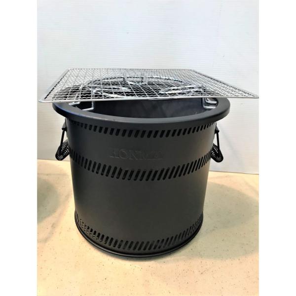 人気急上昇中の七輪型軽量炭火コンロ本体内に水を入れることで、水蒸気が食材をやわらかく美味しく焼き上げる水コンロ式です。サイズ：φ280xH240mmセ ッ ト：焼アミ、五徳、目皿燃　料：木炭生産国：日本