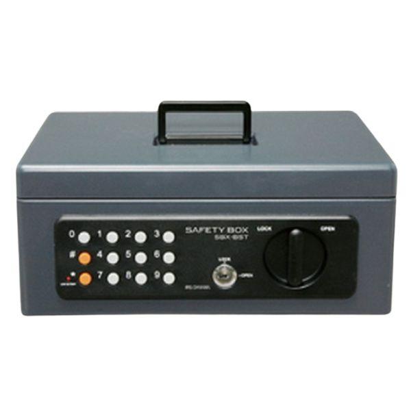 B5サイズ手提げ金庫です。テンキー式の電子ロックでセキュリティも万全です。暗証番号は簡単な操作で変更可能です。コインカウンタートレーと札入れのダブルトレータイプで、コインカウンターはスライドして開くので見やすくなっています。グリーン購入法適...