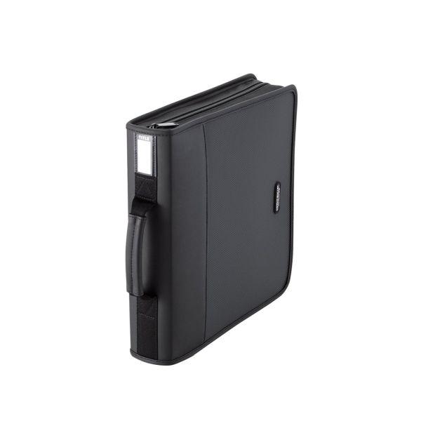 本棚や机周りに縦置きもできる自立タイプ。大量のCD/DVDをコンパクトに収納できるファスナーケース。