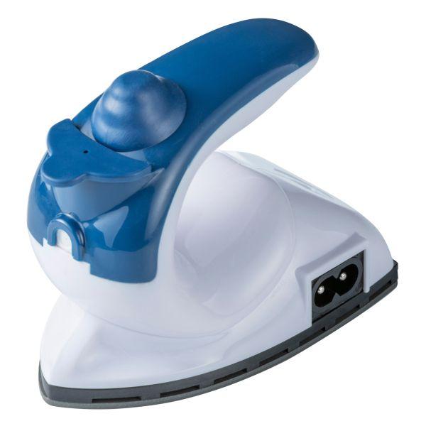 店頭展示商品です。傷や汚れ等がある場合がございます。予めご了承ください。ワッペンや名前シールの貼り付けに便利なミニアイロン。アイロンビーズなどの手芸にも大活躍。サイズ(約)：60×103×82mm重量(約)：0.19kg最大消費電力：21W