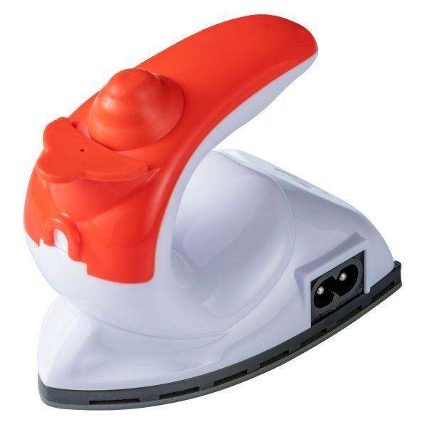 店頭展示商品です。傷や汚れ等がある場合がございます。予めご了承ください。ワッペンや名前シールの貼り付けに便利なミニアイロン。アイロンビーズなどの手芸にも大活躍。サイズ(約)：60×103×82mm重量(約)：0.19kg最大消費電力：21W