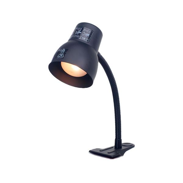 クリップライト●クリップ式なので店舗の補助照明や机周りなどにパチッと挟んで使用できます。●上下左右の角度調整ができますので、お部屋のアクセントにも最適です。●中間スイッチ付きですので、コードを抜かずに点灯/消灯ができて、とても便利です。●l...