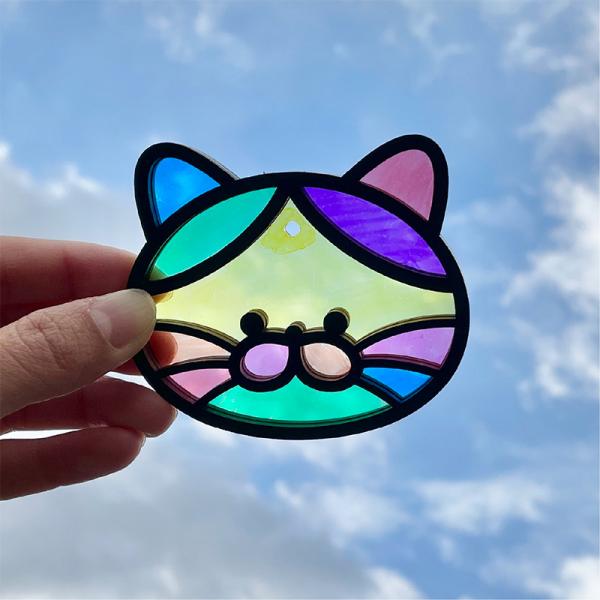 光にかざすとキラキラ輝く、ステンドグラス風のねこ型クラフトキットです。MDF素材のフレームにアクリルパーツを組み合わせ、油性ペンで色を塗ることで、世界にひとつだけのカラフルな作品が完成します。お子さまの工作体験にもぴったりです。【仕様】・完...