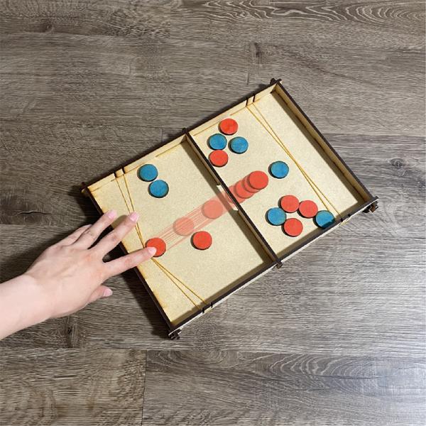 輪ゴムの力で飛ばして遊ぶ！スピード感満点の「輪ゴムホッケー」が作れるクラフトキットです。MDFパーツを組み立てて、輪ゴムをセットするだけで簡単に完成。コマを弾いて相手側にすべて送れば勝ちというシンプルなルールで、子どもから大人まで夢中になれ...
