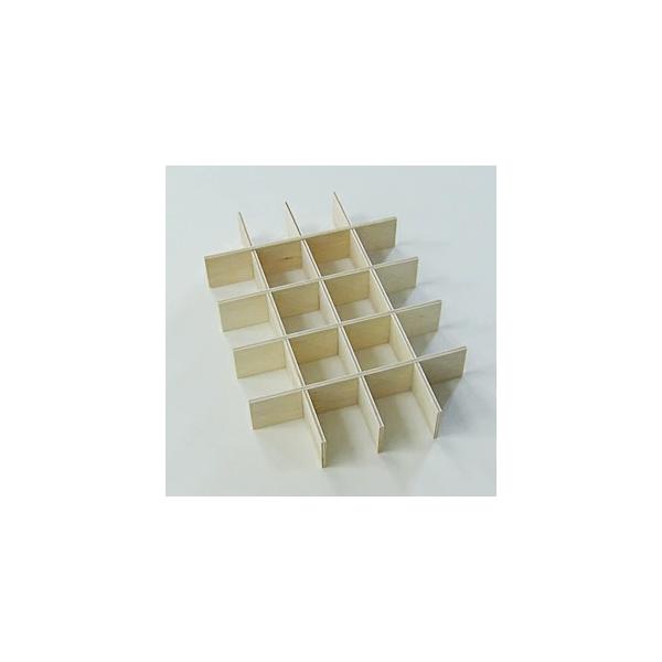 標本箱中用の仕切り板です。別売の「完成品 標本箱中」に取り付けると20マスの仕切りを設けることができます。貝殻採集や昆虫採集に、夏休みの自由研究などにお役立て下さい。【製品仕様】材質：ファルカタ合板寸法：長手方向-282mm、短手方向-19...