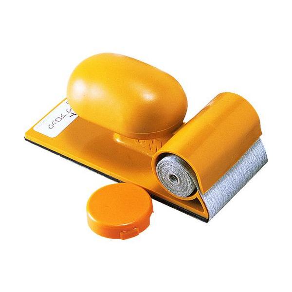 《メーカー》スリーエム　ジャパン（株）研磨材製品事業部《品番》SAND YEL 64《特長》●丈夫なポリプロピレン製で、にぎりやすく、研磨面には適度なクッション性のあるゴムパッドがついています。そのため、リフィールロールをしっかり固定します...