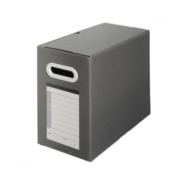 《メーカー》プラス（株）《品番》BF10-A4-150 DGY《特長》●あふれる不定形なサンプル類を収納できます。●フタ付きだからホコリが入るのを防ぎます。●両サイドに取っ手が付いて持ち運びに便利です。《用途》《仕様》●色:ダークグレー●幅...