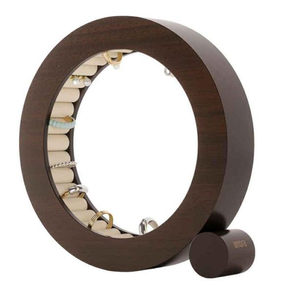 ベルベッドのパッド入りでリングを挟んで保護するリングホルダーです。サイズの異なる複数のリングやイヤリングに適しているので、スタイルに関係なく、ジュエリーを大切に保管できます。アッシュウッドで作られたモダンなデザインは、シンプルなのでインテリ...