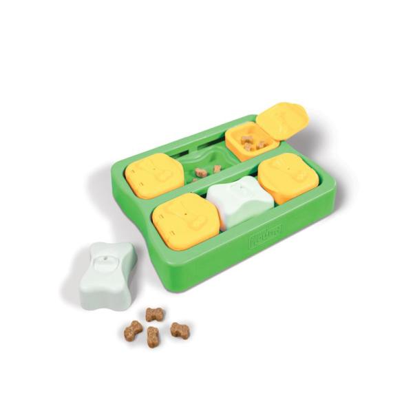 難易度レベル2。骨型パーツと蓋付きパーツの下にトリーツを入れてご褒美探し。【原産国】中華人民共和国【原材料】ポリプロピレン【使用方法】●中性洗剤を溶かしたぬるま湯で各部を洗い、よくすすいでから完全に乾かしてください。