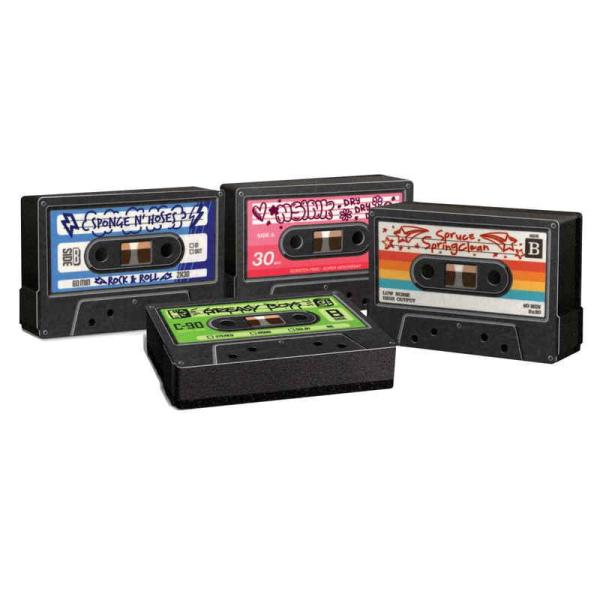 ラジカセのテープのようなスポンジ 4個セットです。ポップなラジカセ型の外箱なのでちょっとしたギフトにもオススメです。洗うものによって両面使い分けができます。スポンジはピンク、グリーン、ブルー、ホワイトの4色セットです。【仕様】商品サイズ：約...