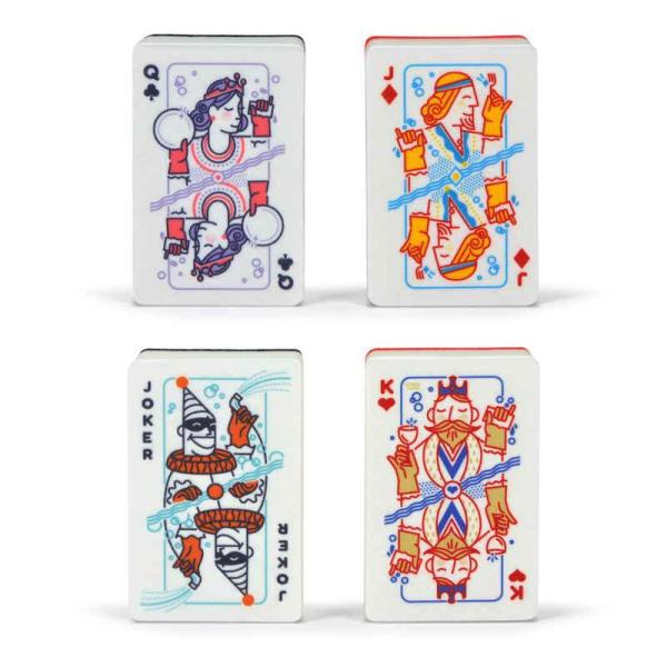 トランプでお皿洗い！？ トランプ柄のスポンジ 4個セットです。ジャック、クイーン、キング、ジョーカーの4人がスポンジで、食器洗いや、掃除をしている、ポップな絵柄が描かれています。洗うものによって両面使い分けができます。思わずシャッフルしたく...