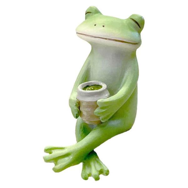 手のひらサイズのキュートなカエル、コポーシリーズの「お茶で一服するカエル」です。コポタロウの愛くるしい姿や表情が心をほっこりと癒してくれます。一つ一つ職人さんが心を込めて手作業で作製しています。お部屋や玄関はもちろん、デスク周りに飾るのもお...
