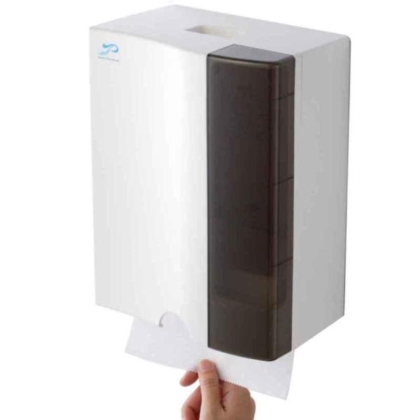 壁付けできるペーパータオルホルダーです。ペーパータオルは約600枚収納することができます。景観になじむ流線型の優しい形です。残量がすぐわかる小窓付きです。手前のカバーを開くと大きな開口で補充がしやすい設計です。【仕様】商品サイズ：約幅25....