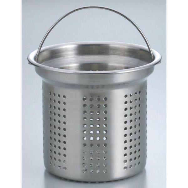 18-8ステンレス製の排水口水切りカゴです。この製品は、直径13.5cmのサイズで、一枚絞りのデザインが特徴です。製品サイズ（約）：外径135×115mm製品重量（約）：160g材質：ステンレス鋼その他：カゴの内径（約）12cm原産国：中国