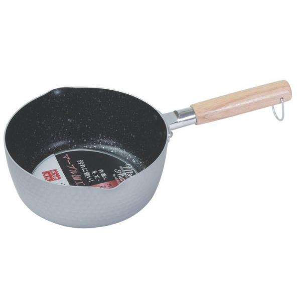 外面にはアルマイト加工で、表面を保護して腐食しにくいです内面にはキズや汚れに強いマーブル加工を施しております板厚1.8mmなのでしっかりしたつくりですちょっとした煮込み料理などにぴったりのサイズ軽くて熱伝導が抜群！ゆでる・煮るなど万能ですフ...