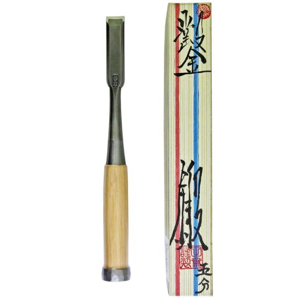 越後三条打刃物伝統古式鍛錬で手作りで仕上げた田斎の鑿。鋼で軟鉄を包む耳巻きにし、表面を鑢(ヤスリ)掛けで仕上げてあります。田斉のみ製作所謹製。刃部：青紙、磨き鑢仕上げ刃幅：約15mm全長：約220mm