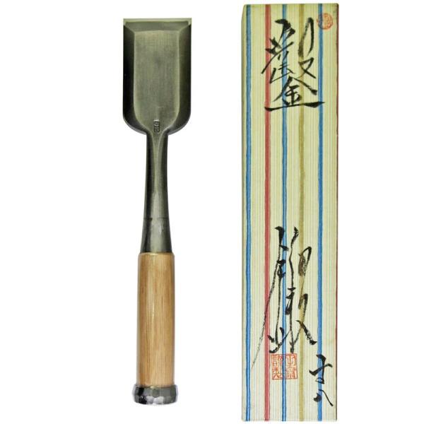 越後三条打刃物伝統古式鍛錬で手作りで仕上げた田斎の鑿。鋼で軟鉄を包む耳巻きにし、表面を鑢(ヤスリ)掛けで仕上げてあります。田斉のみ製作所謹製。刃部材質：青紙、磨き鑢仕上げ構造材の加工に使用する鑿でしっかり叩くので頑丈に厚くできています。刃幅...