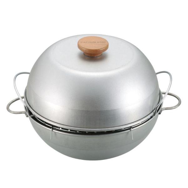 チップのつぎたし簡単!。ふたをしたままアミを持ち上げるだけでチップのつぎたしができます。肉・チーズ・ゆでたまご等、燻製独特の美味しい風味が作れます。CAPTAIN STAGのミニ 燻製鍋製品サイズ（約）：265×200×160mm製品重量（...