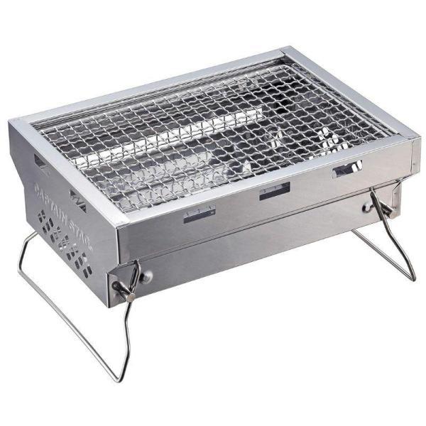 脚を開くだけで組み立てられます。ネジ不要。ソロキャンプやお花見に最適なコンパクトサイズ。製品サイズ（約）：265×195×160mm製品重量（約）：500g材質：本体・脚：ステンレス鋼、アミ：鉄(クロムめっき)仕様：収納サイズ(約)：幅26...