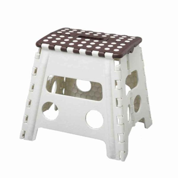 高さ32×天板幅29cmの折りたたみ式踏み台です。ちょっと高いところの物を取りたい時や愛車の洗車や高所のお掃除にあると便利です。使いやすさと安全性のノンスリップ機能で足部裏面は滑り止めのラバー付きです。持ち手を引き上げるだけで簡単に折りたた...